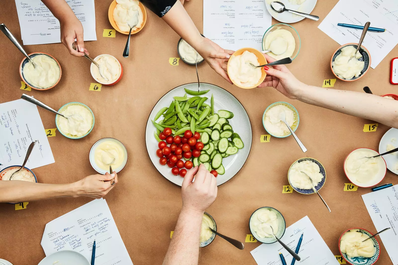 A képen a következők lehetnek: Dish Food Meal Plant Plant Human Person és Lunch