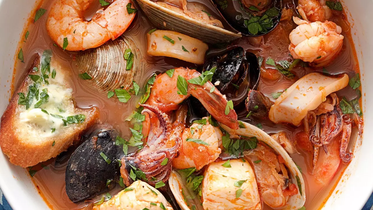 Një zierje sensacionale, super e shijshme me ushqim deti, edhe ata që frikësohen lehtë mund të gatuajnë