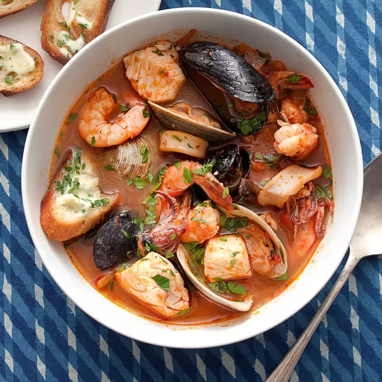 ムール貝のオヒョウと他のシーフードをトマトのスープに入れたチョッピーノのボウル。