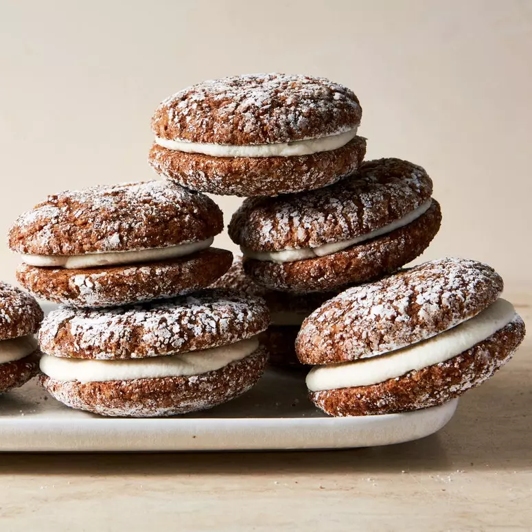 Coconut Sugar Crinkle Cookies Sendviči na tacni.