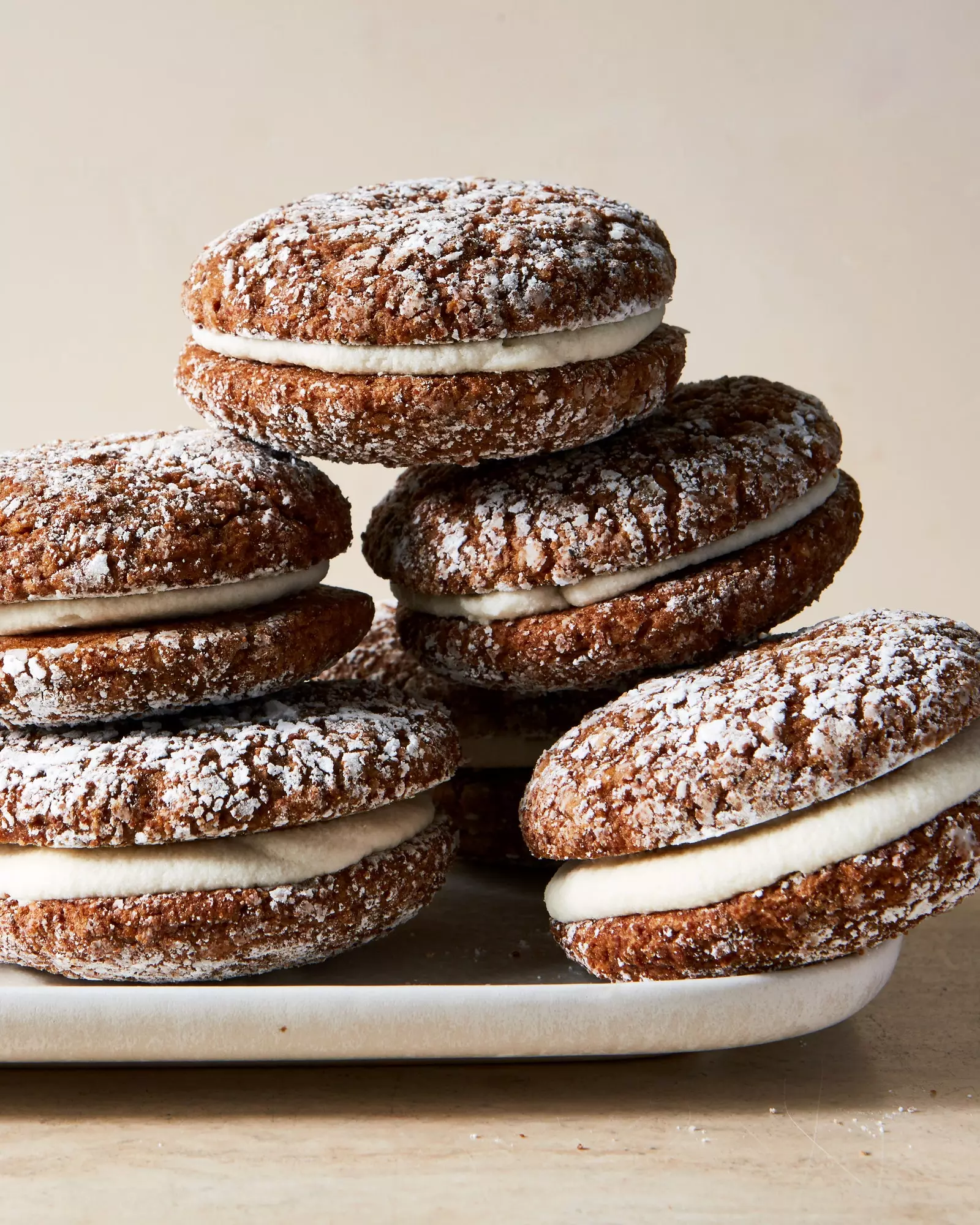 Kókuszos cukor ránc Cookie-k Szendvicsek egy tálra.