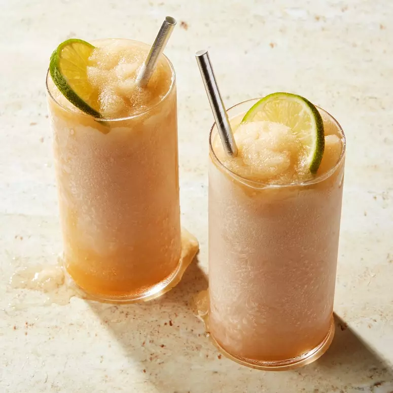 Larawan ng dalawang frozen na moscow mule cocktail.