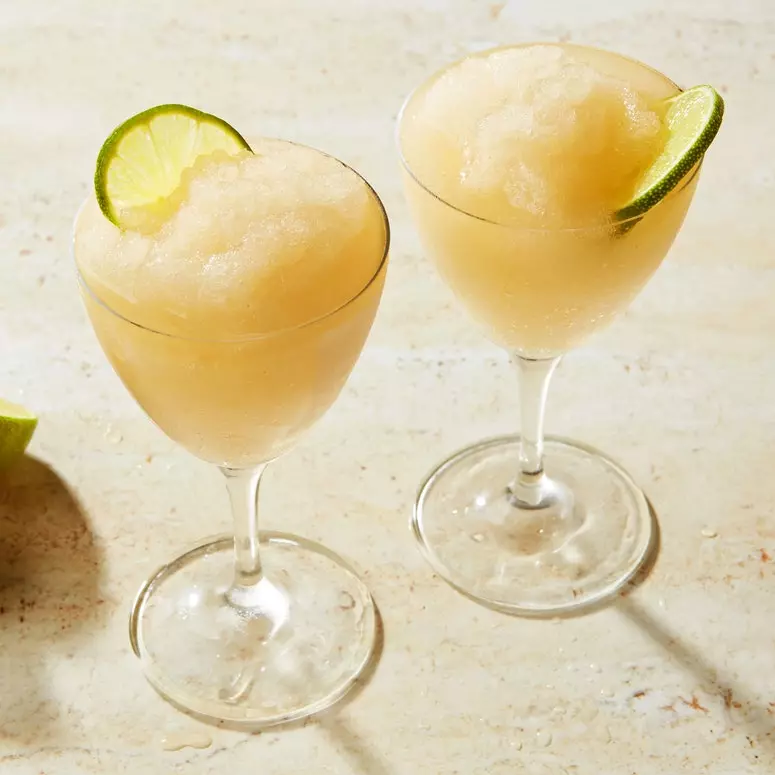 Foto van twee bevroren rosalita-cocktails.