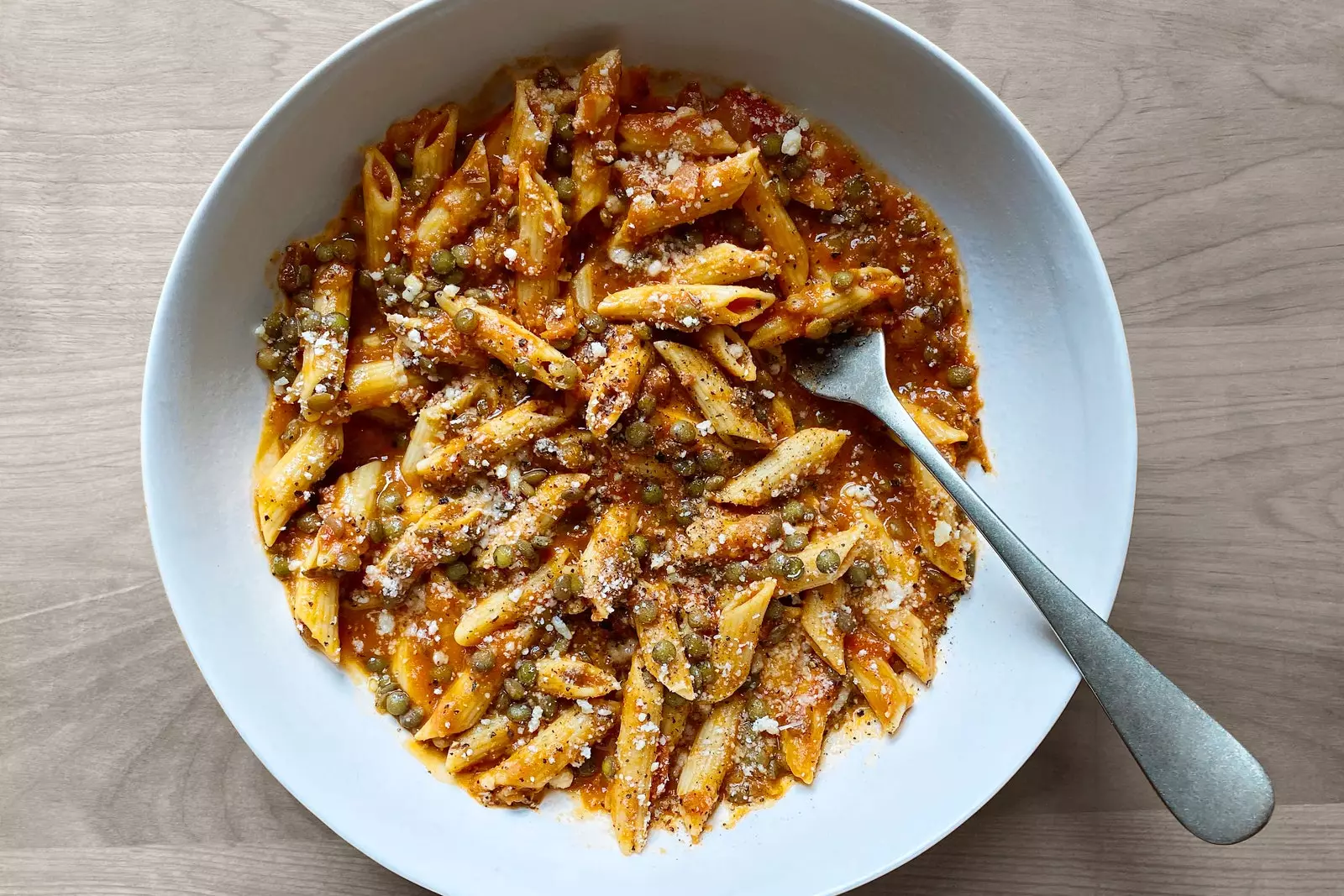 Larawan ng isang mangkok ng bolognese na gawa sa lentil at penne pasta.