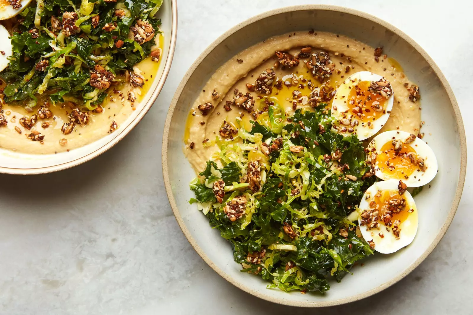 Winter salad hummus bowls na nilagyan ng sedy power sprinkle sa dalawang bowl.