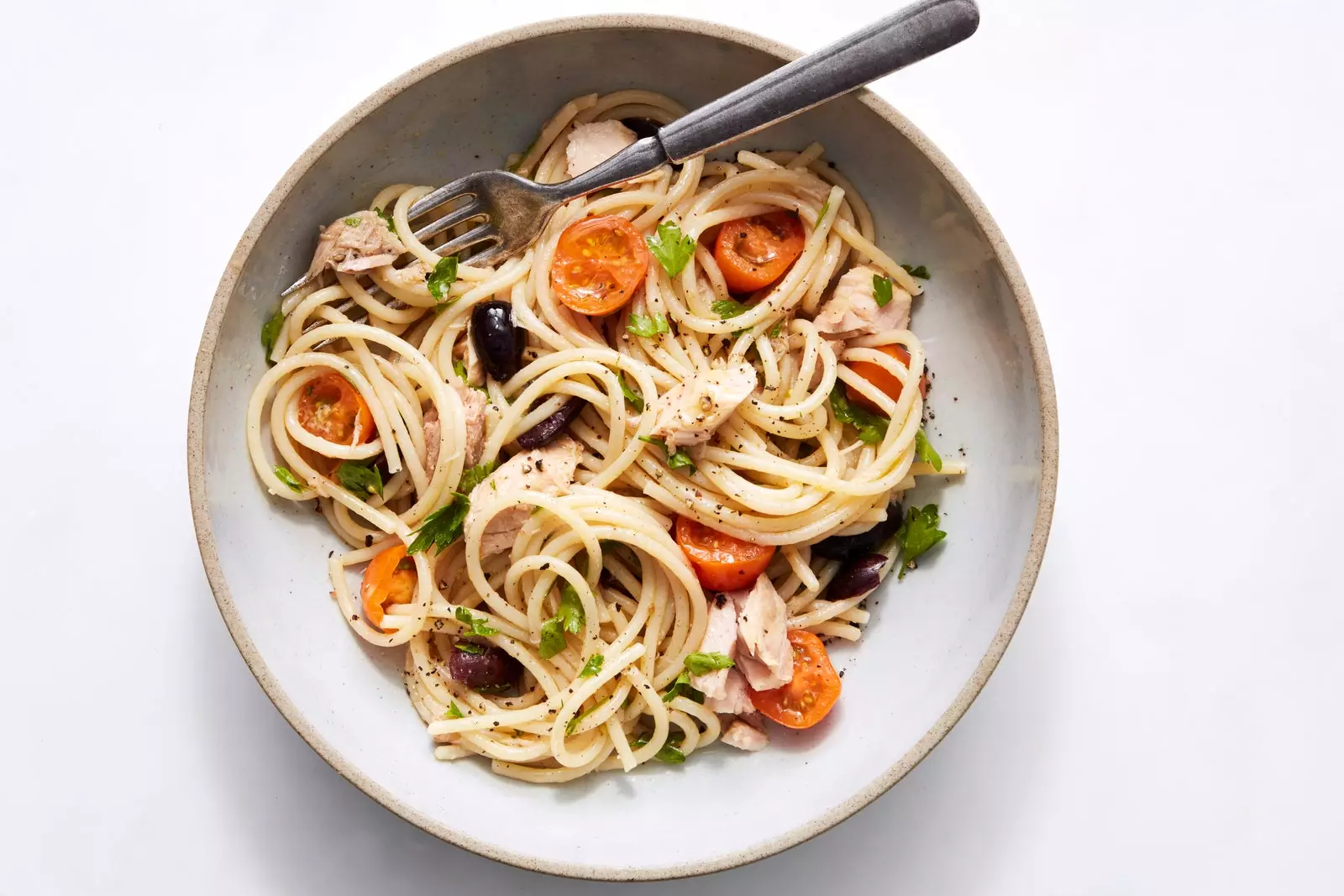 larawan ng spaghetti na may cherry tomatoes na tuna at black olives