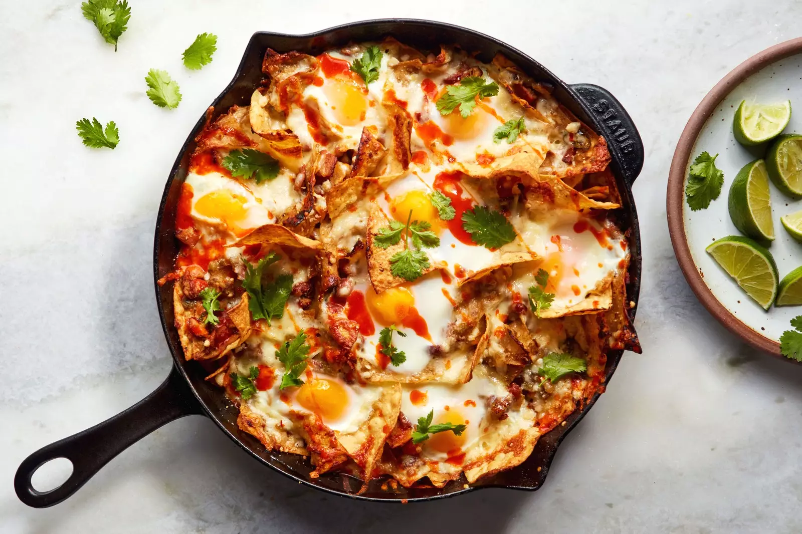 Larawan ng Chilaquiles sa isang cast iron pan.