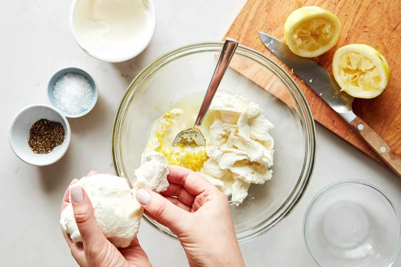 foto de uma pessoa misturando ingredientes instantâneos de burrata.