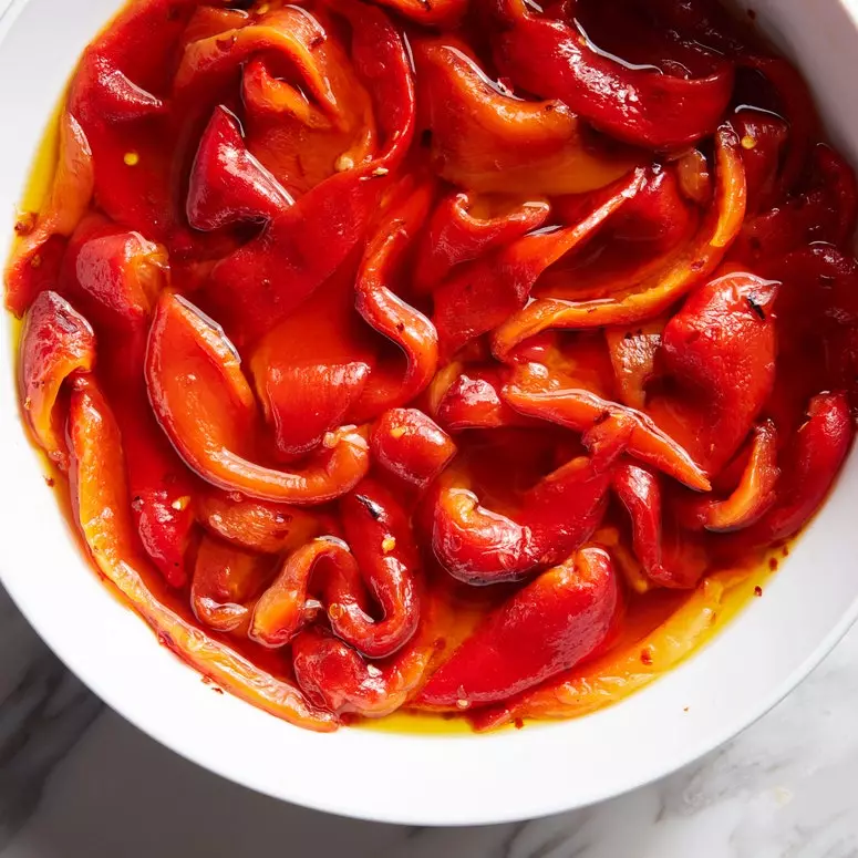 Fotografija zdjele pečenih i mariniranih paprika.