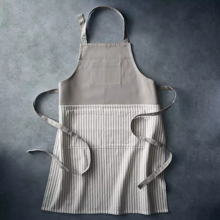 Gambar mungkin berisi: Apron