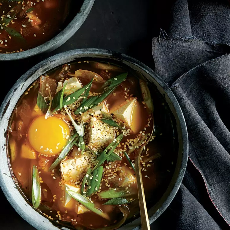 A imagem pode conter Tigela Prato Comida Refeição Ensopado Tigela Ovo Sopa e Curry