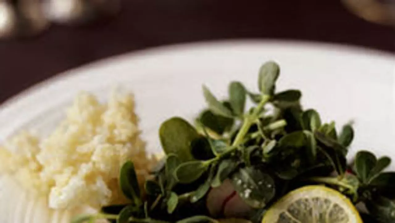 Purslane၊ Meyer Lemon နှင့် Pear Salad with Kaffir Lime Vinaigrette