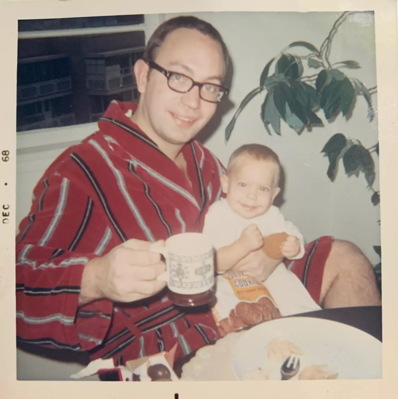 Фотографія Мінді Фокс та її тата, які снідають на початку 1970-х.