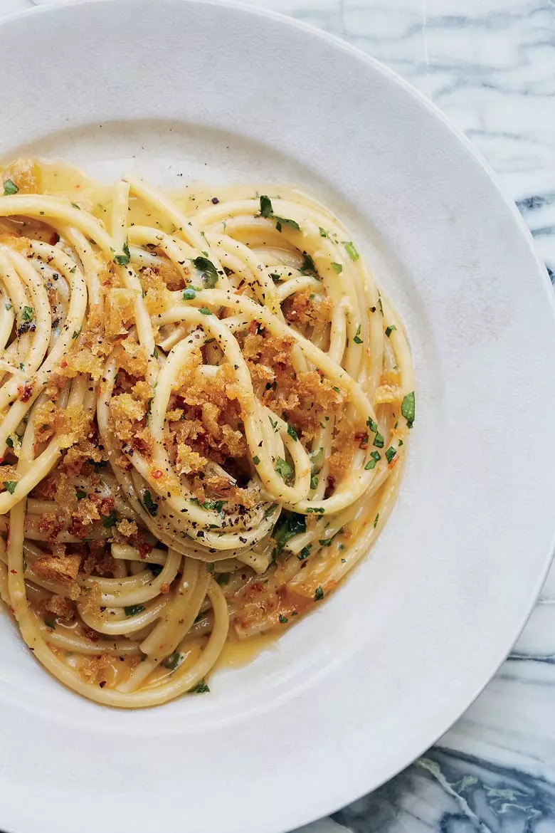 Pasta ikan bilis dengan serbuk roti bawang putih di atas pinggan.