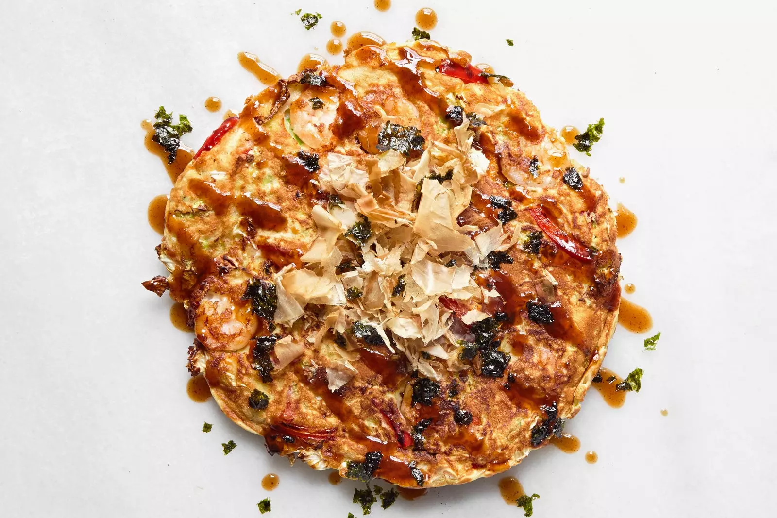 Φωτογραφία γαρίδας Okonomiyaki με νιφάδες μπονίτο