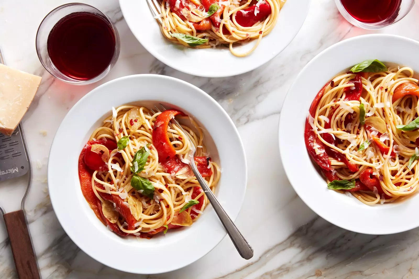 Este posibil ca imaginea să conţină Spaghetti Food Paste and Meal