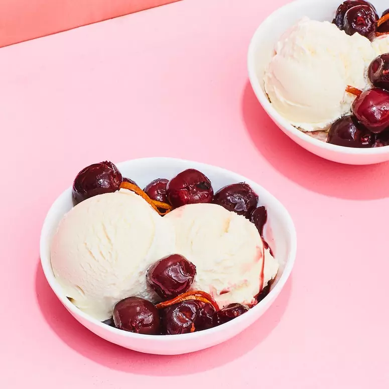 Les desserts de la Saint-Valentin comme celui-ci ne manqueront pas de faire pâlir votre bien-aimée. Jubilé de cerises sur la photo dans des bols.