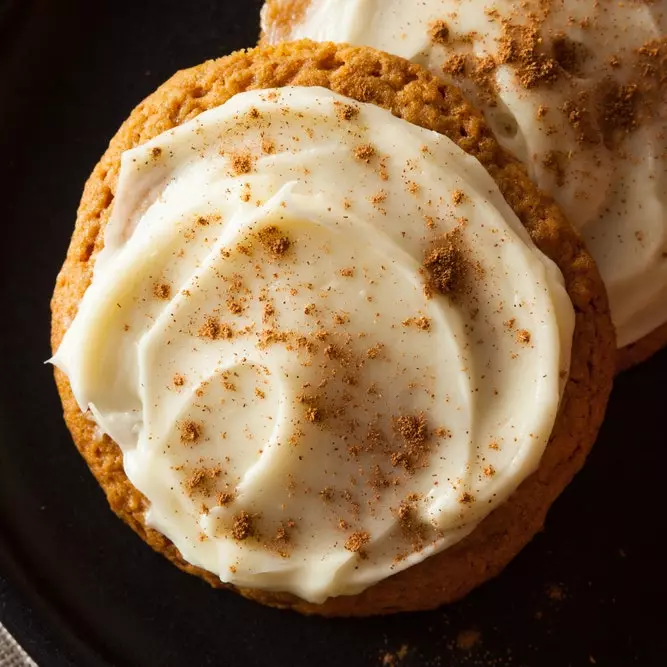 Bilden kan innehålla Mat Ägg Dessert Creme Cream Konfektyr Sötsaker och bröd