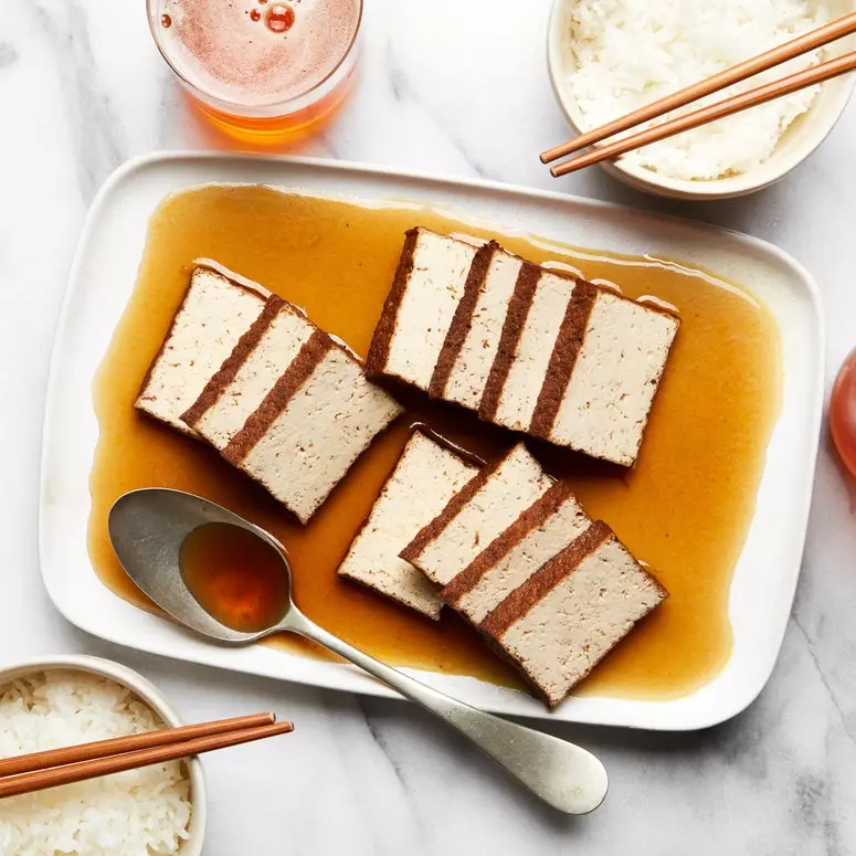 Lo Sui Potted Tofu de plado servata kun rizo.