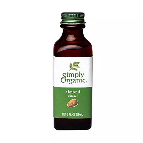 Bir şişe Simply Organic badem özü fotoğrafı.