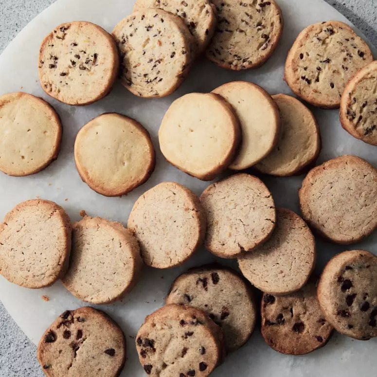 Bir tabak Dorie Greenspan'in en yumuşak kurabiye kurabiyeleri dört şekilde.