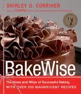 BakeWise 的封面是帶有裝飾性巧克力褶邊的巧克力蛋糕