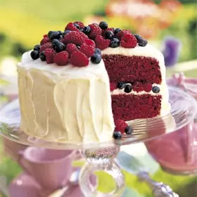 Mufananidzo weiyo classic layer cake recipe vanillabuttermilk layer cake ine raspberry kuzadza. Zvimedu uye keke rose rakaratidzwa.