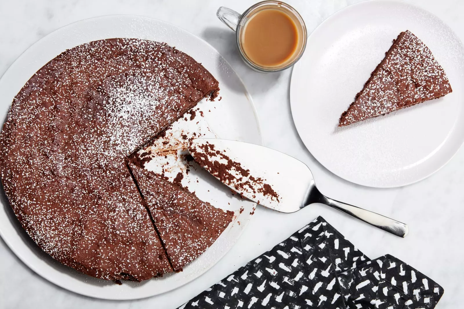 3 ingrediens melfri chokoladekage på en tallerken med en skive fjernet.