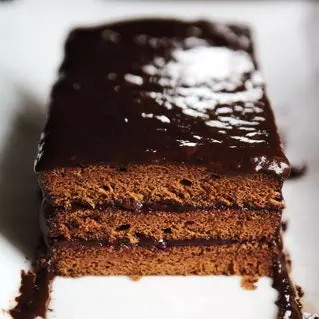 Na obrázku môže byť Food Dessert Chocolate Sušien Cookie Cake a Svadobná torta