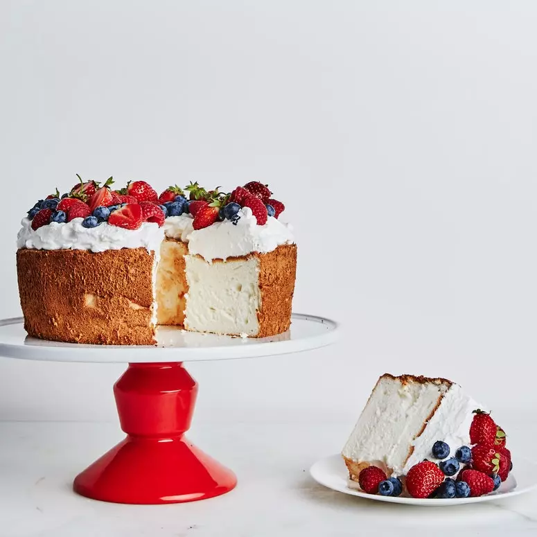 Kue makanan malaikat di atas tempat kue dengan potongan yang dihilangkan.