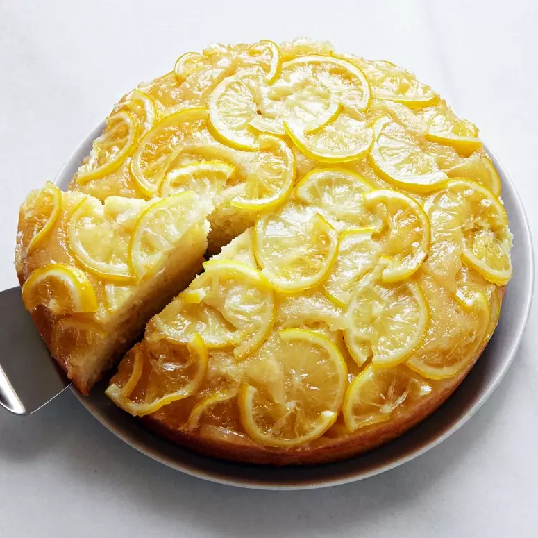 Foto di una torta rovesciata al limone.