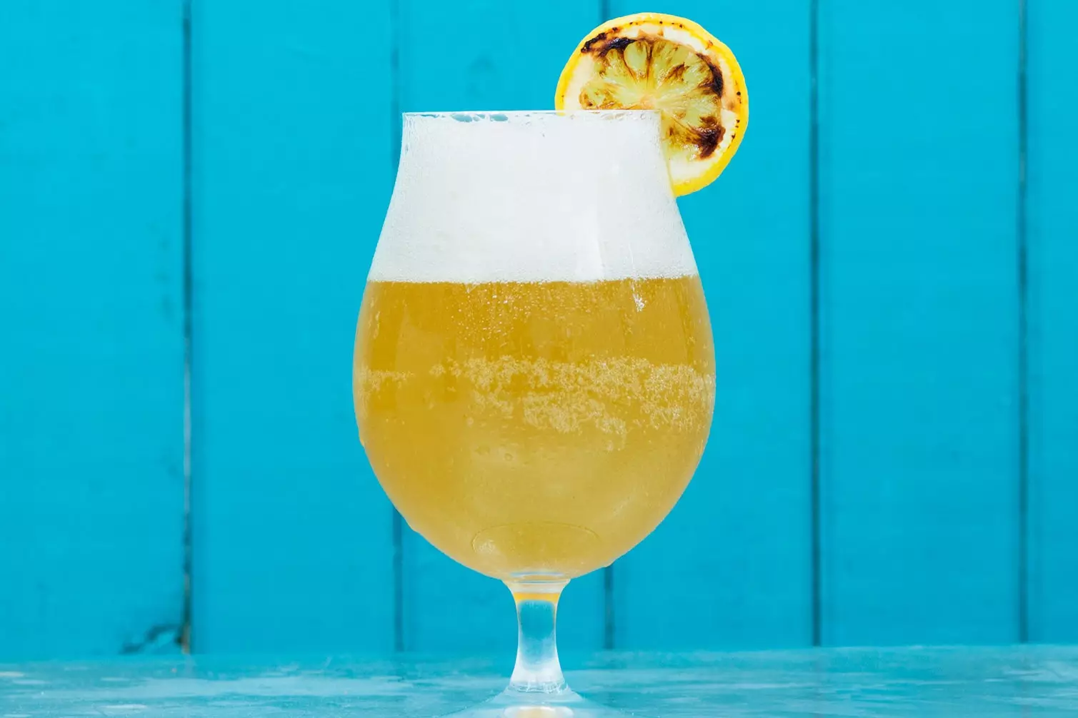 Setšoantšo se ka ba le Senoelo sa Seno sa Glass Juice Alcohol Beer Lemonade le Cocktail