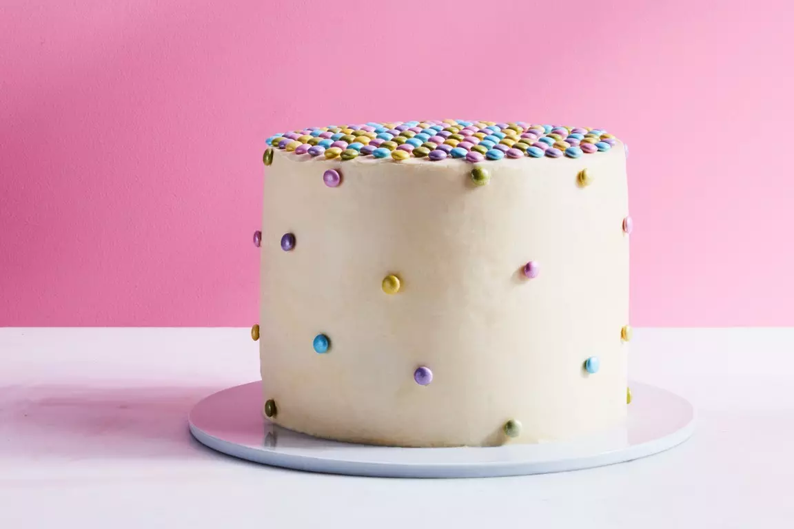 Na obrázku môže byť Food Cake Dezert Birthday Cake Icing Creme Cream Cukrovinky a sladkosti