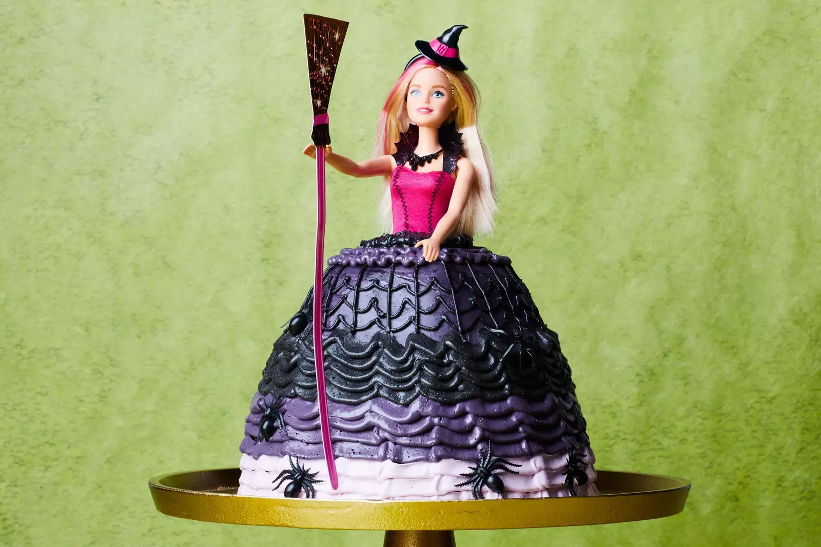 图片中可能有 Figurine Food Cake Dessert Human Person Toy and Doll