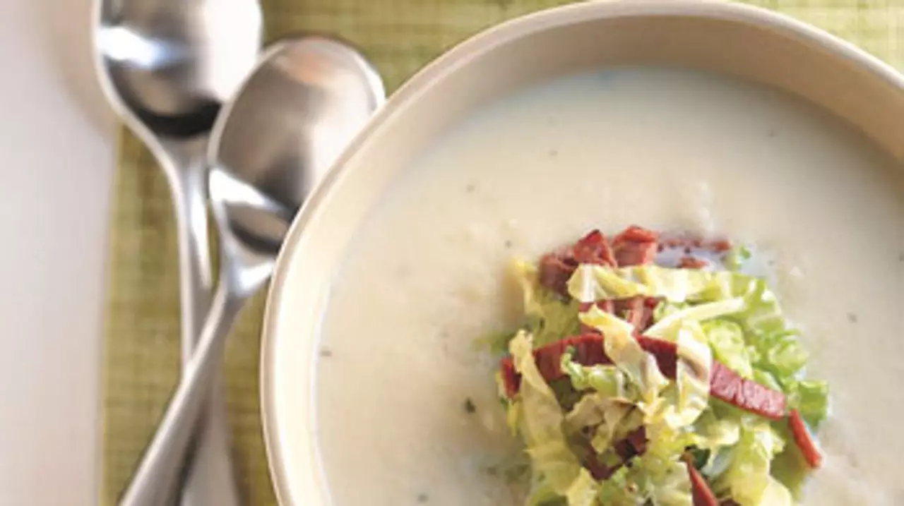 Zuppa di pastinaca con carne in scatola e cavolo cappuccio