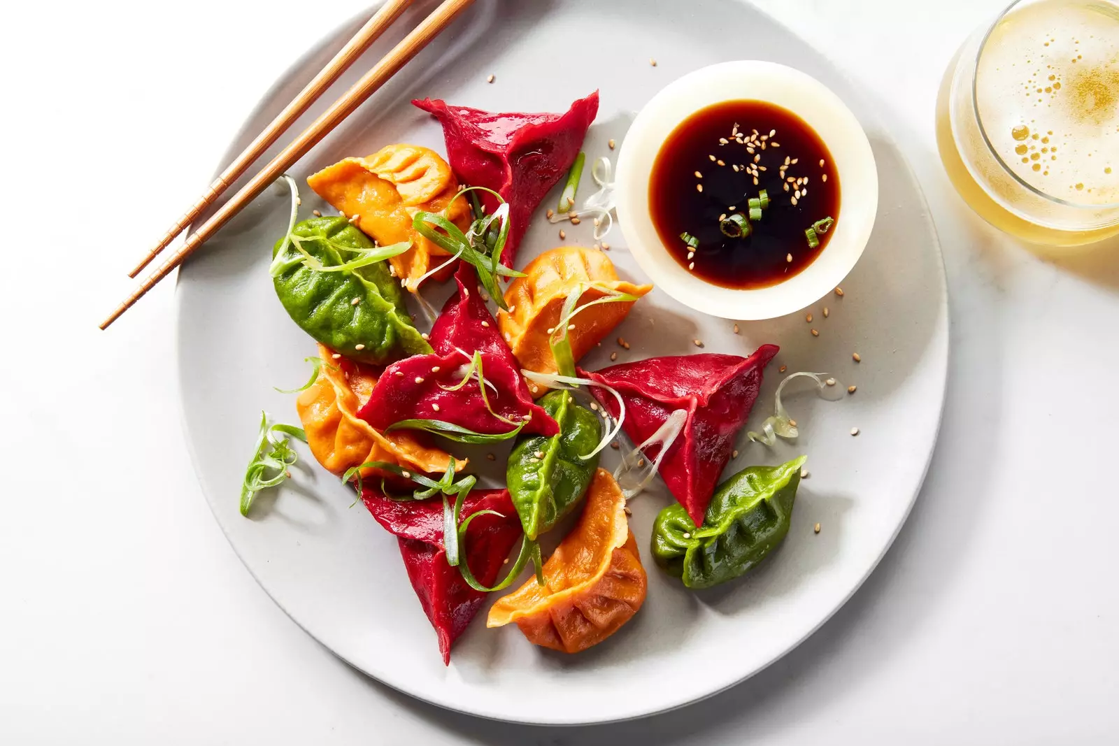 Foto, der viser, hvordan man laver farvede dumplings med skind farvet med rødbede gulerod og spinat.