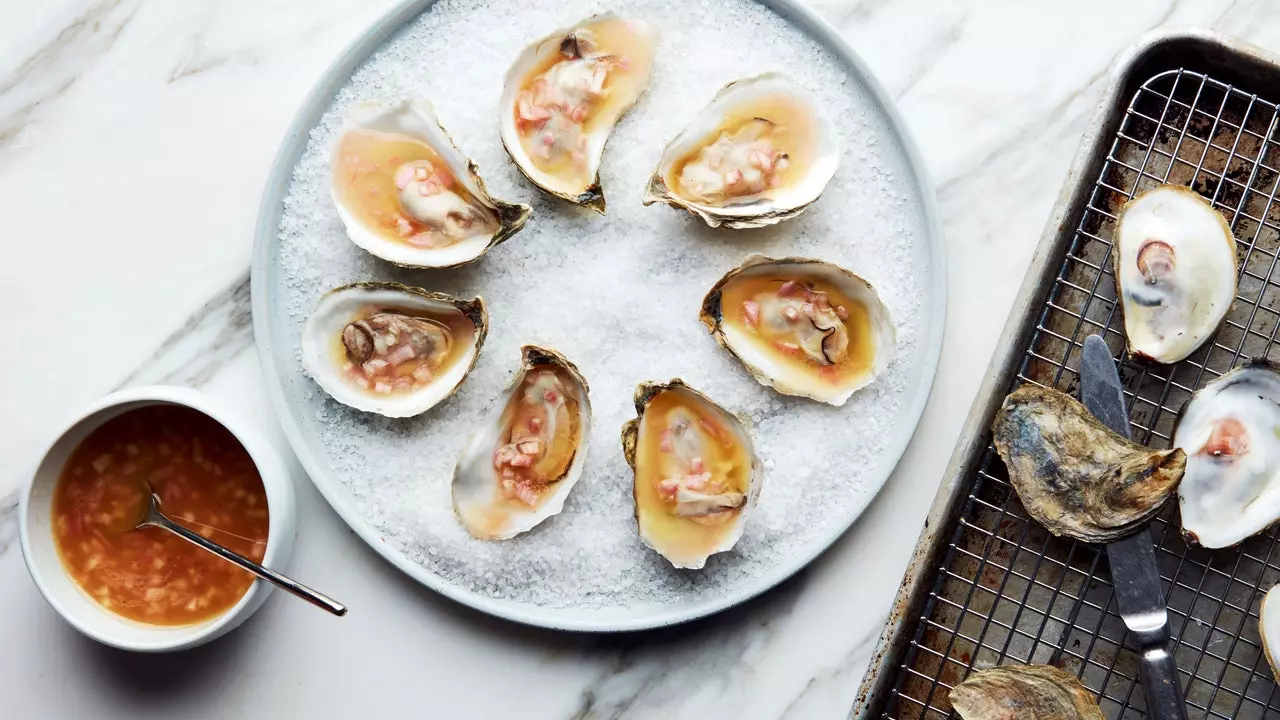 Paano Laktawan ang Shucking (Ngunit Patuloy na Kumain) Mga Talaba sa Bahay