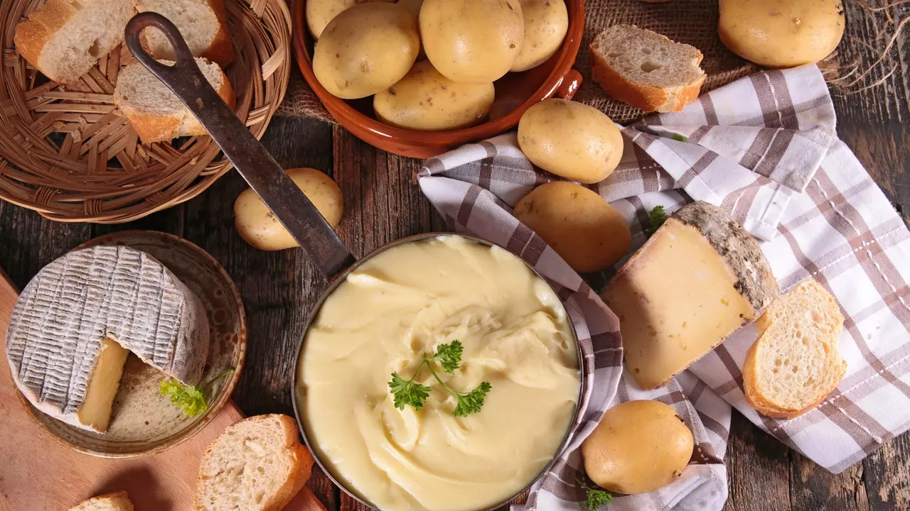 Cheddar Gwyddelig a Stout Fondue