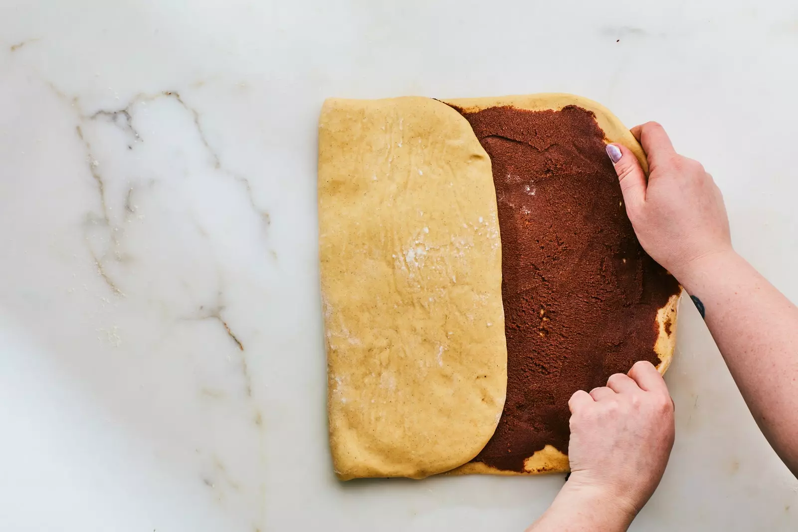 Imej mungkin mengandungi Makanan Roti Gula-gula Manisan Manusia dan Sanggul