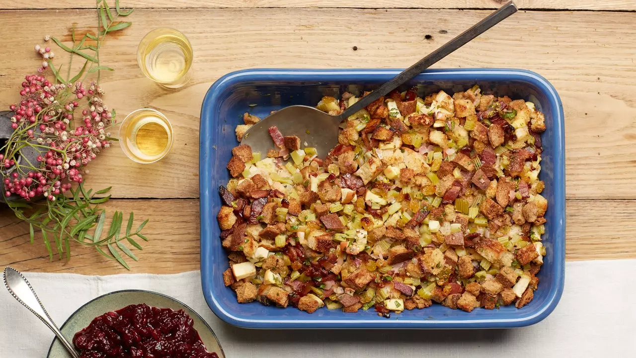 Cider, Bacon, နှင့် Golden Raisin Stuffing