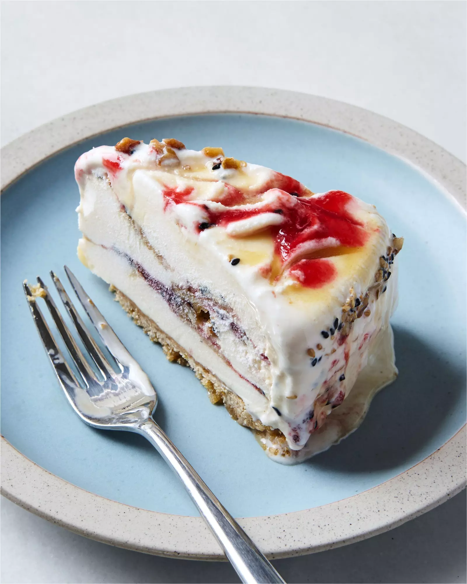 Fotografija rezine sladoledne torte Tara O'Brady na krožniku z vilicami.