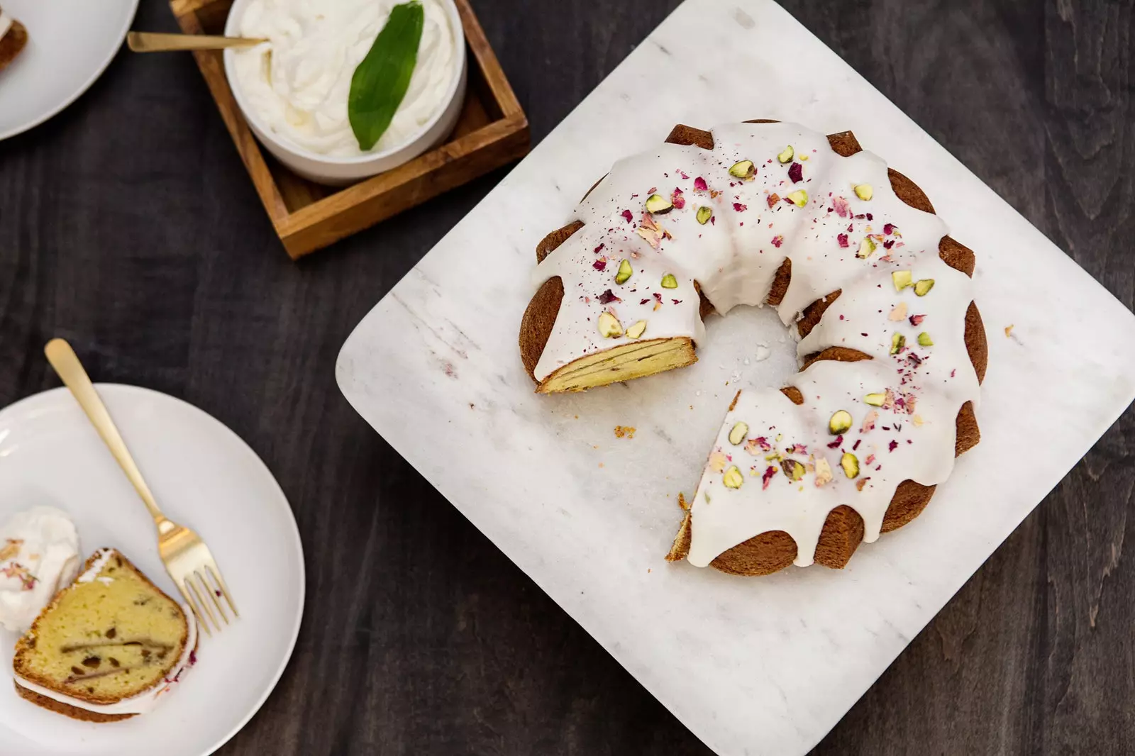 රුපයේ අඩංගු විය හැක Food Dessert Icing Creme Cream Cake Pastry සහ Donut