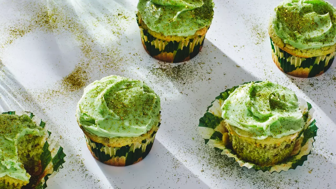 Li-Cupcakes tsa Letsatsi la St. Patrick tse nang le Tsokolate e Tšoeu le Pistachios