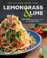 Εξώφυλλο βιβλίου μαγειρικής Lemongrass & Lime με φωτογραφία από stir-fried noodles στο πιάτο.