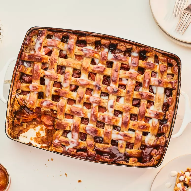 Recipes Prátaí Milse le haghaidh Buíochas Casserole mias dhomhain 13x9 orlach le sraitheanna prátaí milse slisnithe ar bharr laitíse...