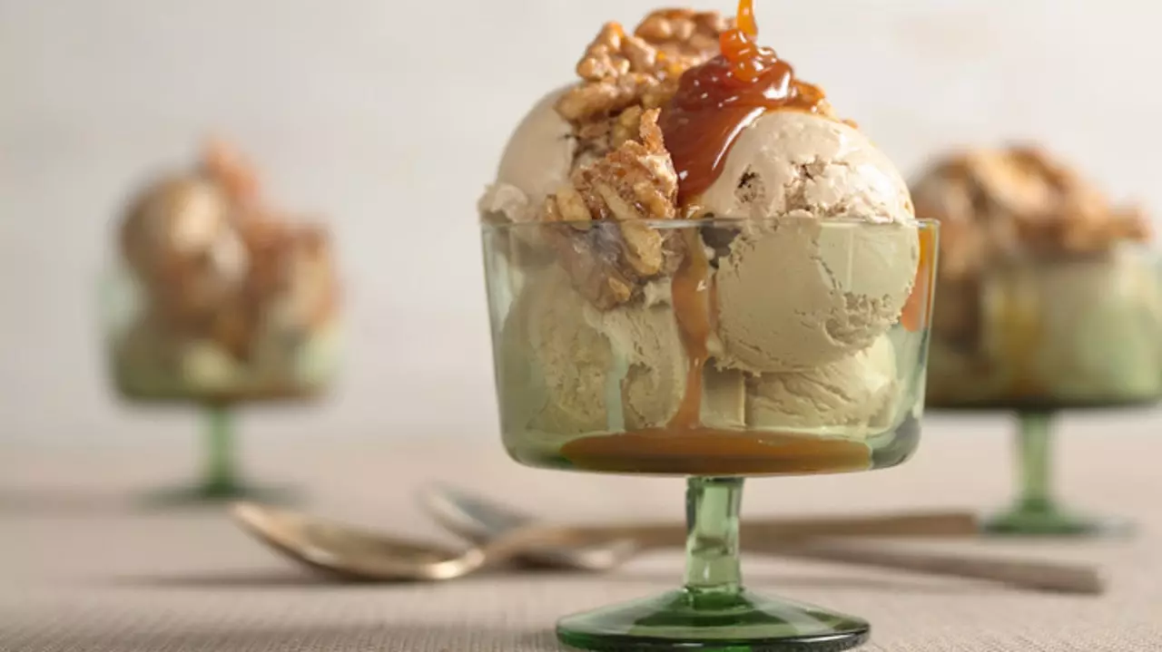 Irish Coffee Sundaes dengan Sos Wiski Karamel