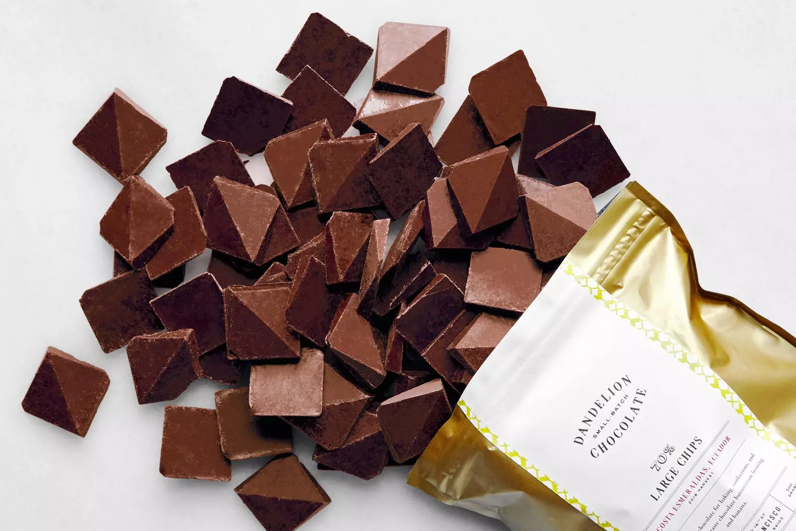 Фотографија од глуварче чоколадни чипови распослани на мермерна плоча.
