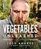 La couverture du livre de cuisine avec l'auteur sentant une poignée de mini-carottes, juste cueillies du sol.