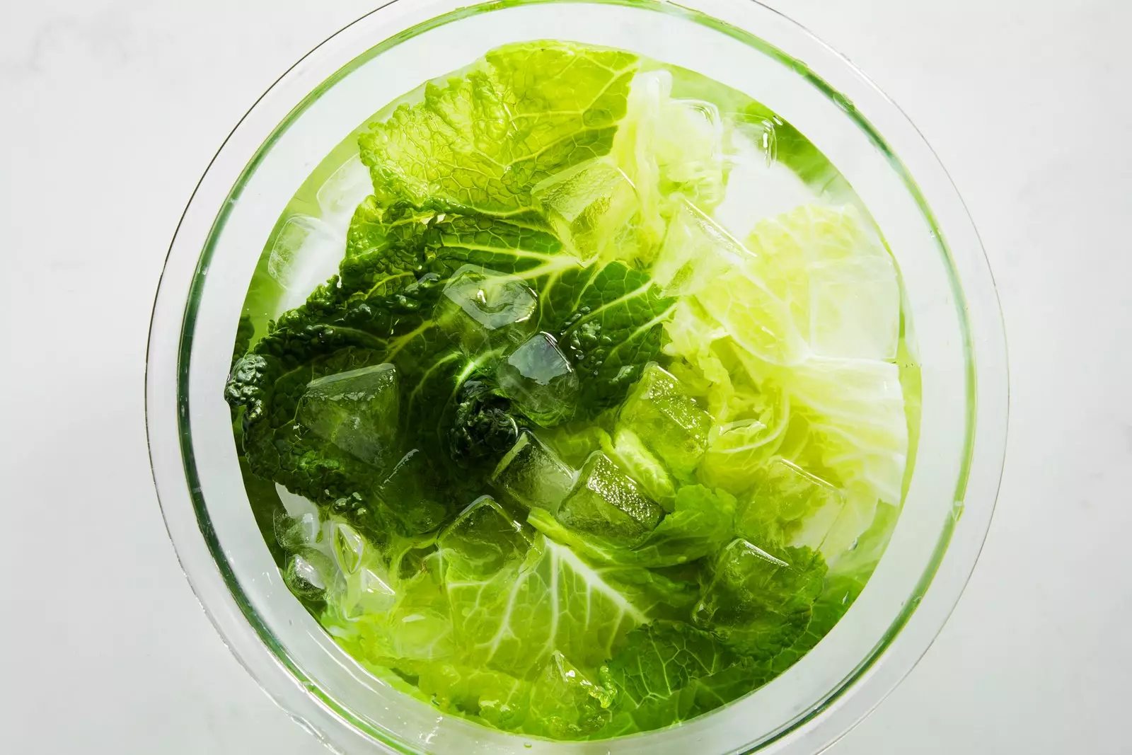 Photo de feuilles de chou dans un bain de glace.