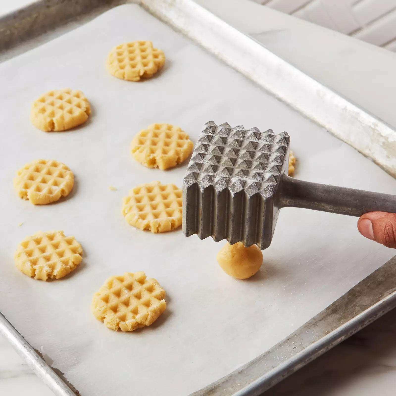 Foto de una persona haciendo galletas de arroz iraníes.